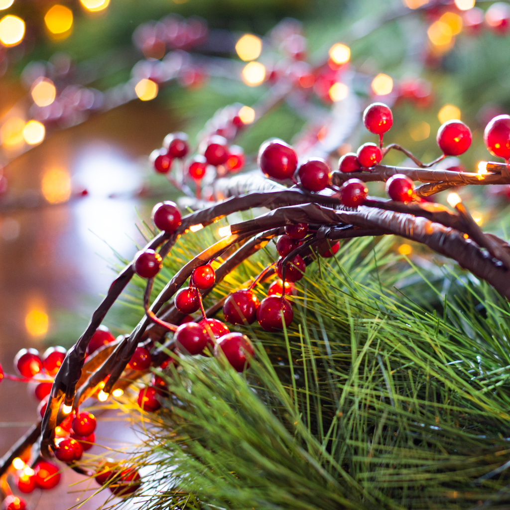 Glowing Berry Garland – Noel Decor